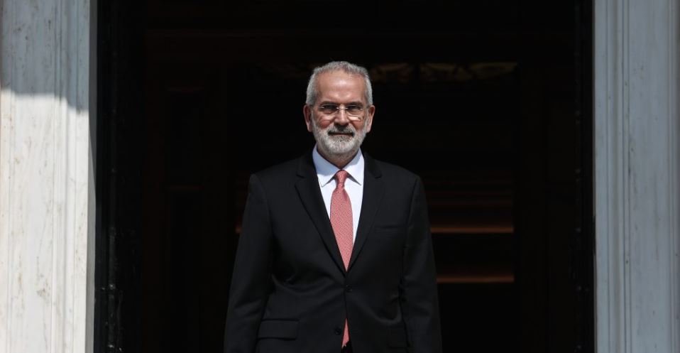 Εκλογές 2023 Ανέλαβε ο Ιωάννης Σαρμάς «Αλλαγή σκυτάλης στο Μαξίμου